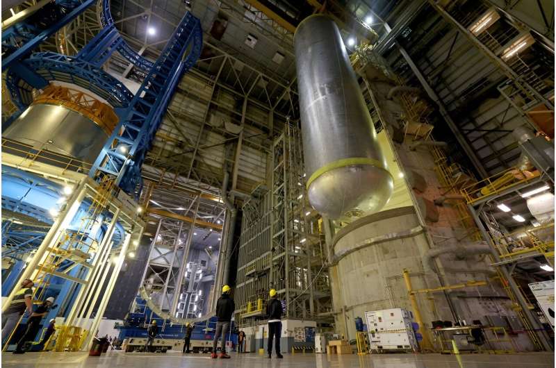 Rocket propellant tanks for NASA's Artemis III mission take shape ...