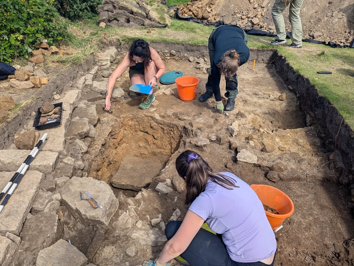 Archaeologists find traces of two substantial Medieval structures ...